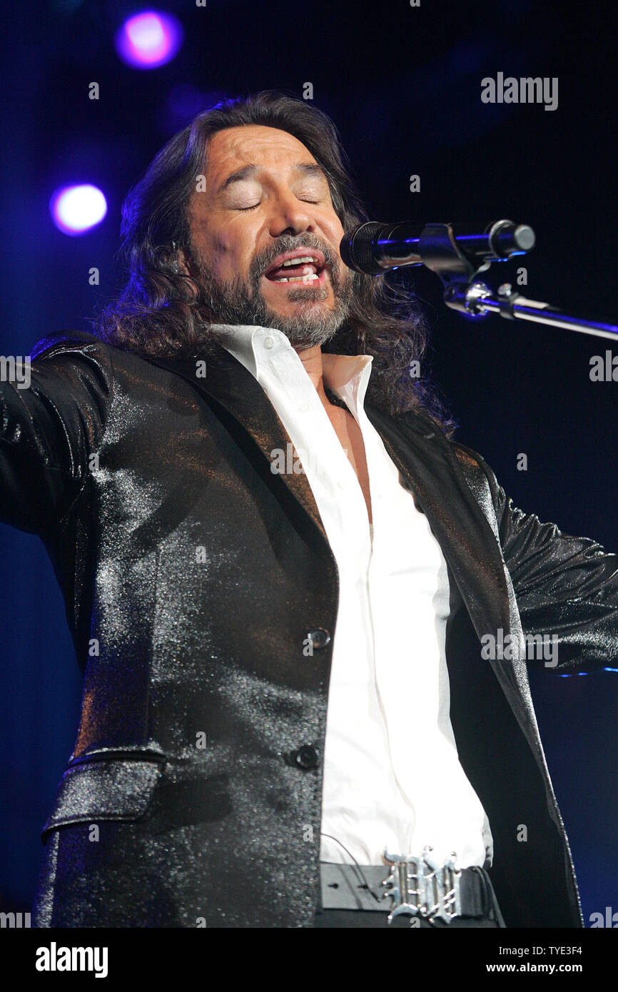 Mexican singer Marco Antonio Solis performs in concert at the American ...