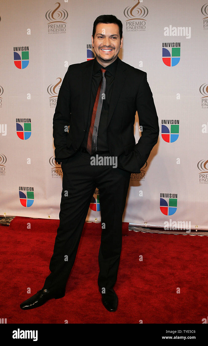 Victor Manuel arrives for the 2010 Premio Lo Nuestro award show at ...