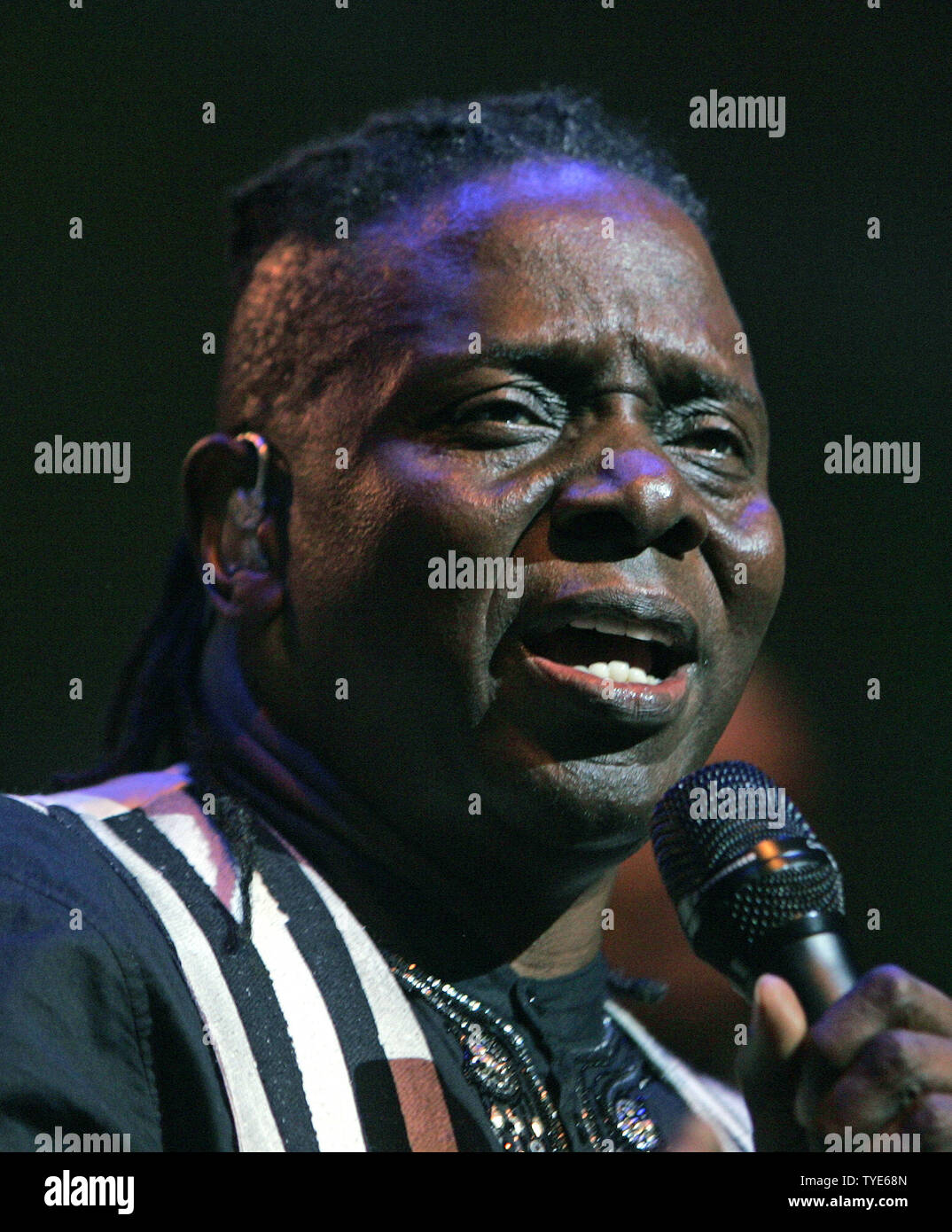Earth wind and fire 2010 hi-res stock photography and images - Alamy