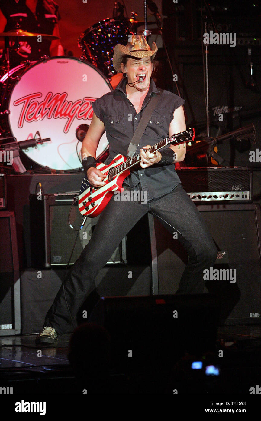 Ted nugent in concert hi-res stock photography and images - Alamy