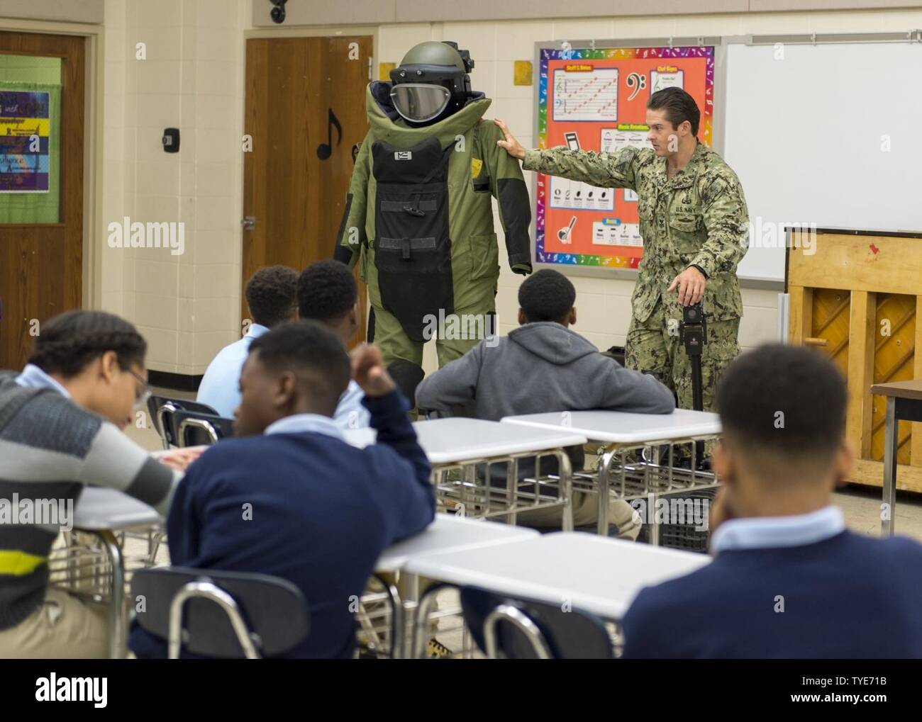Eod 9 bomb suit hi-res stock photography and images - Alamy