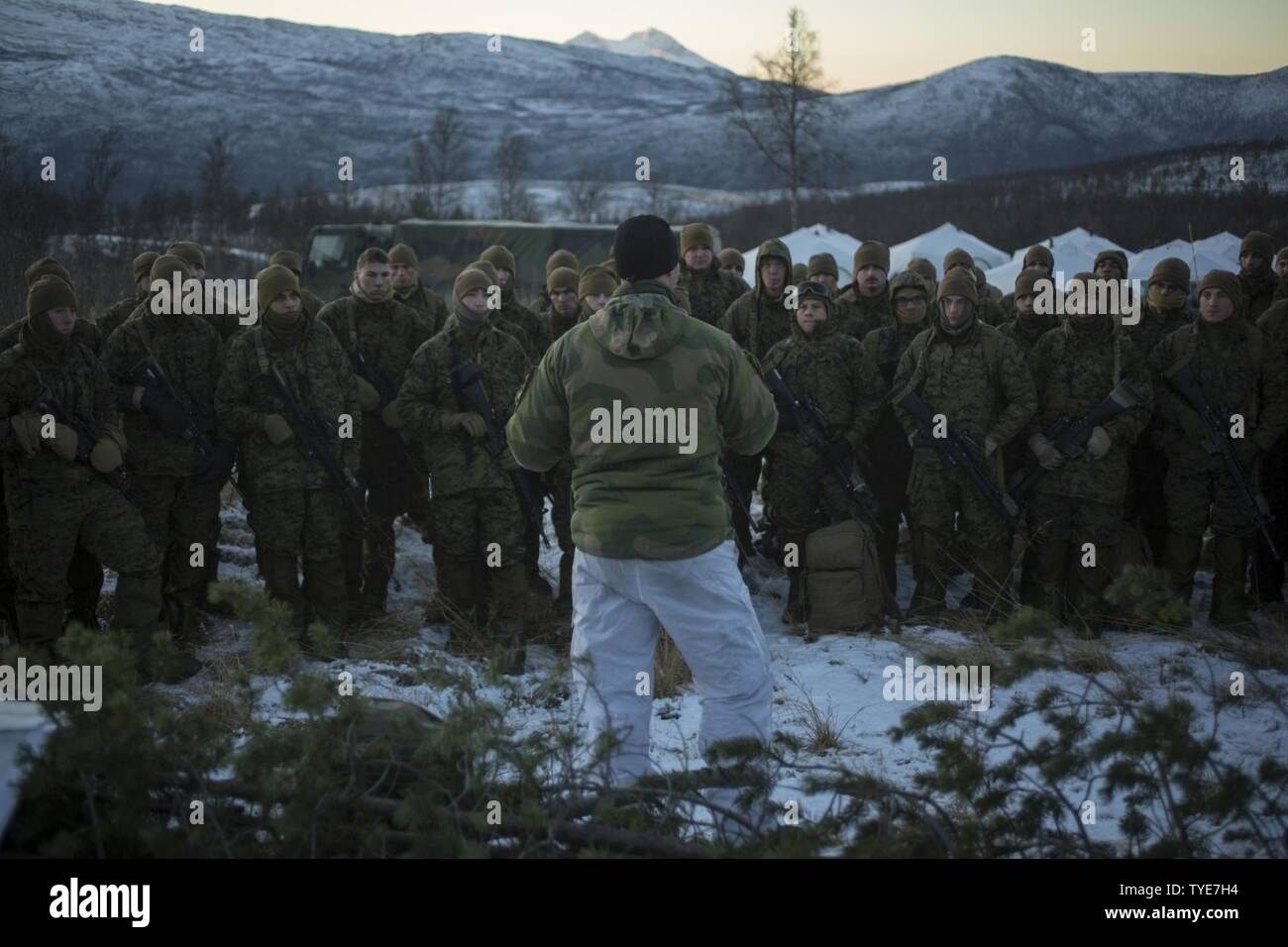 U.S. Marines train with the Norwegian army Cold Weather and Mountain ...