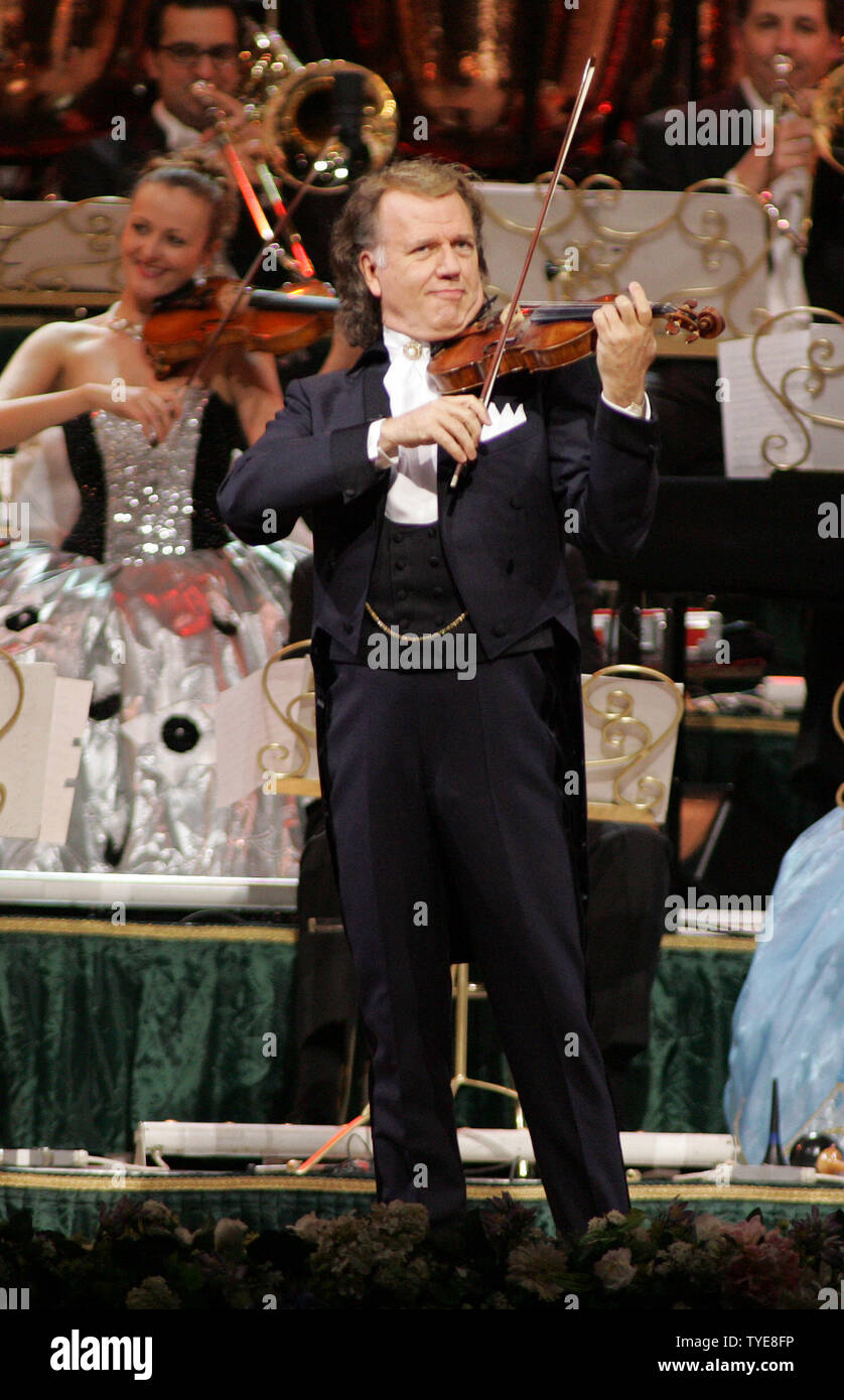 Johann strauss andre rieu orchestra hi-res stock photography and images ...