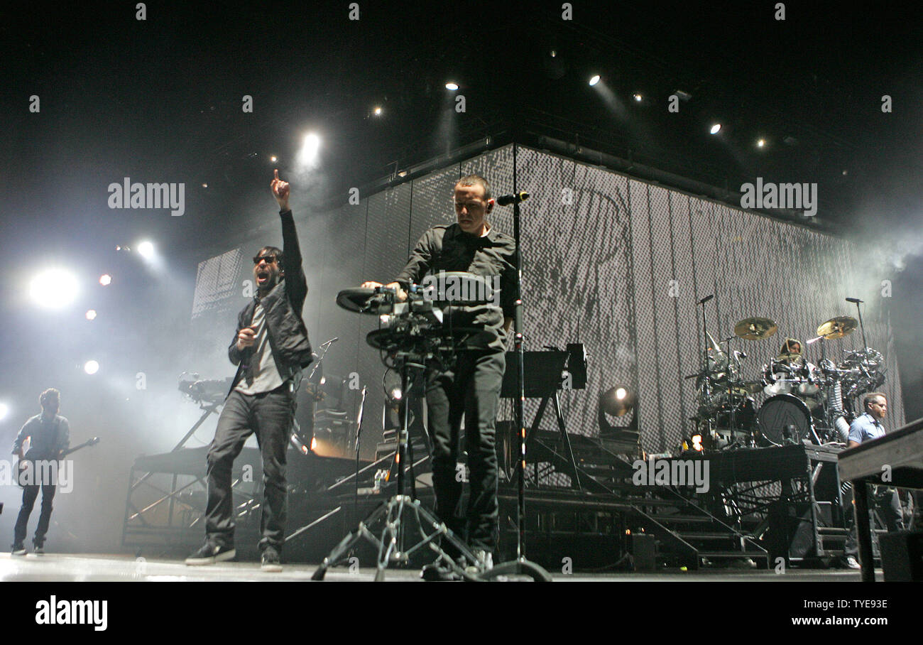 Chester bennington hi-res stock photography and images - Alamy