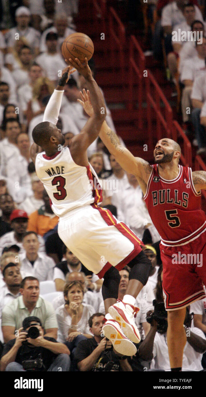 Miami Heat guard Dwyane Wade (3) shoots around Chicago Bulls Carlos ...