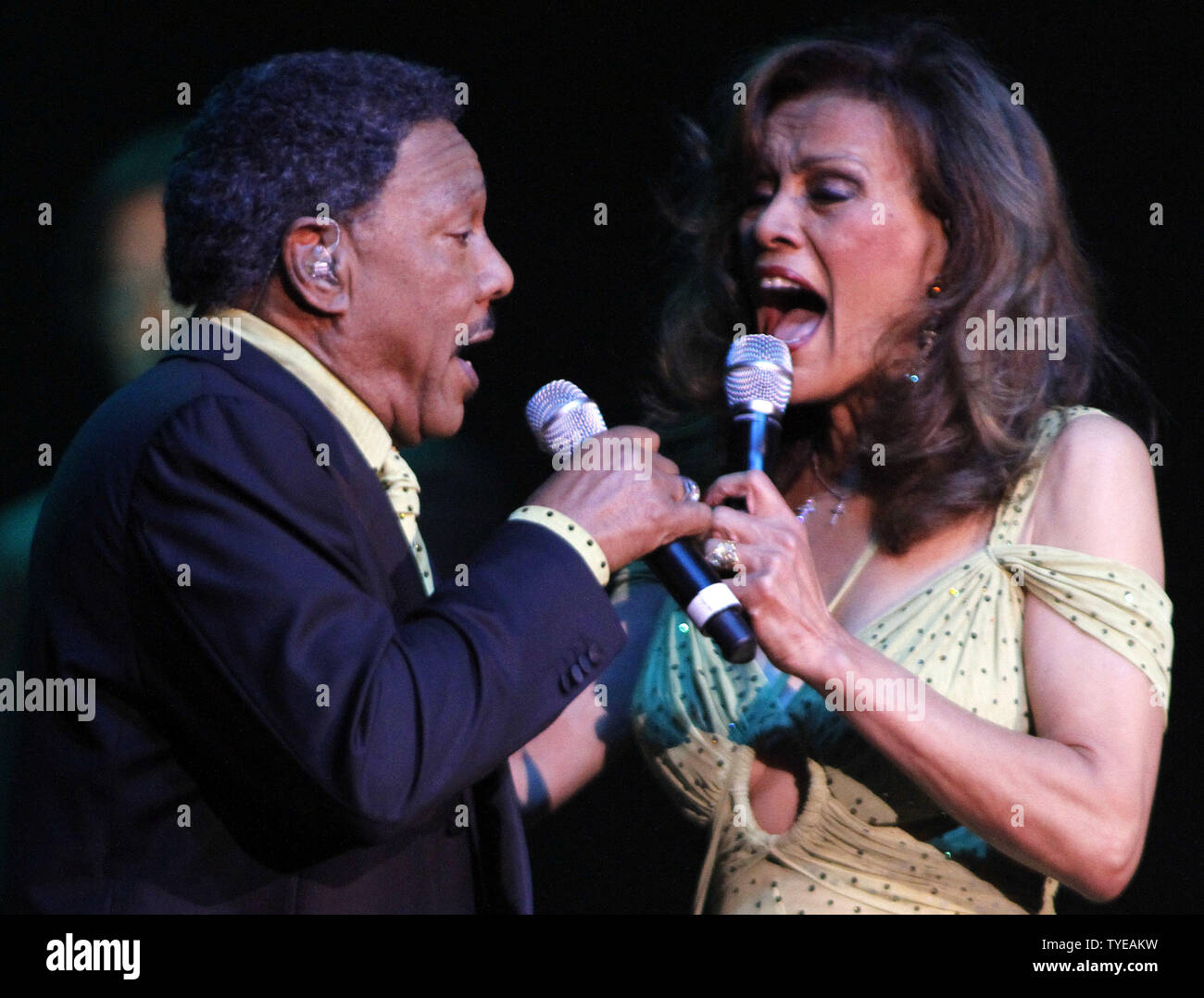 Marilyn McCoo and her husband Billy Davis, Jr perform at the Seminole ...