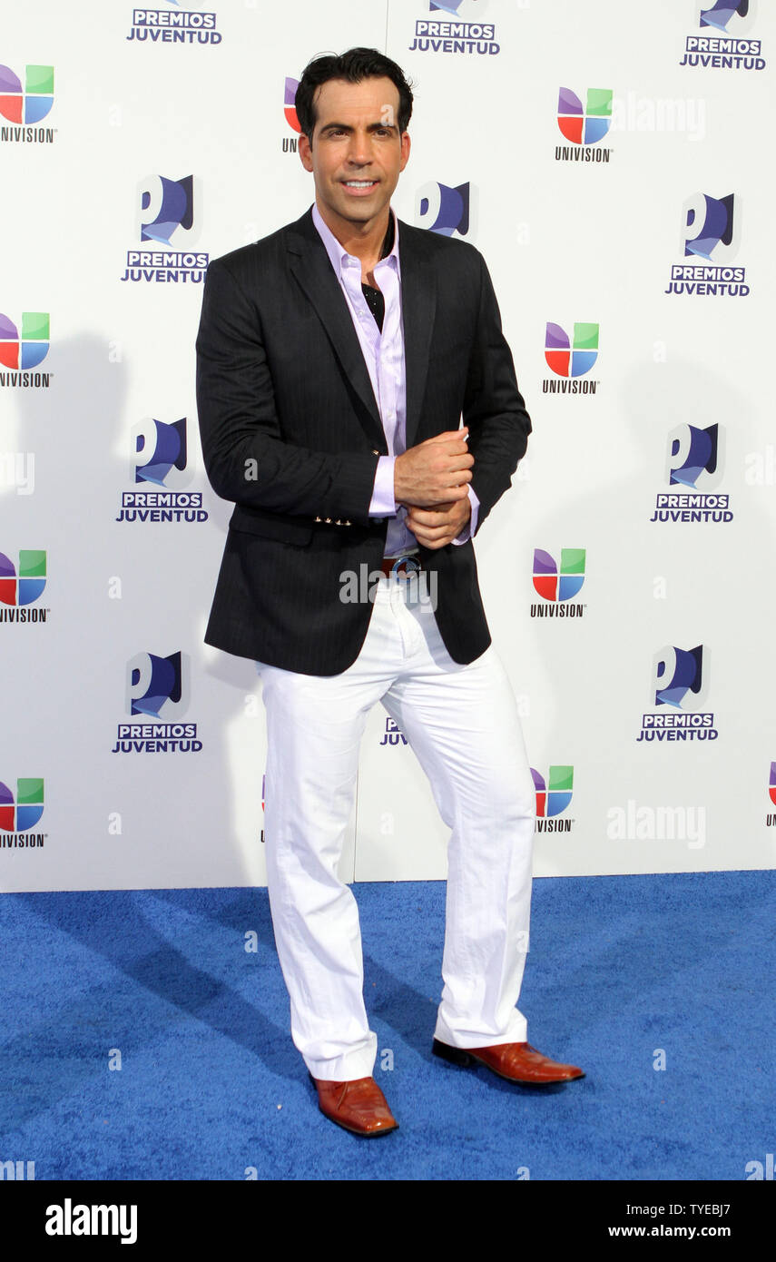 Felipe Viel arrives for the 2011 Premios Juventud Awards at the ...