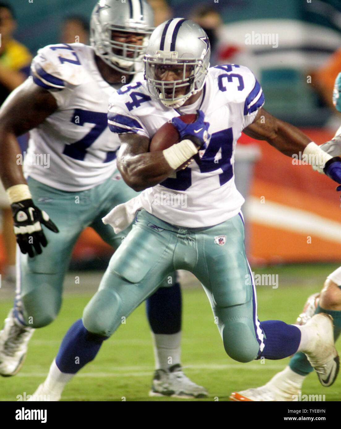 Dallas Cowboys runningback Phillip Tanner (34) runs during first half ...