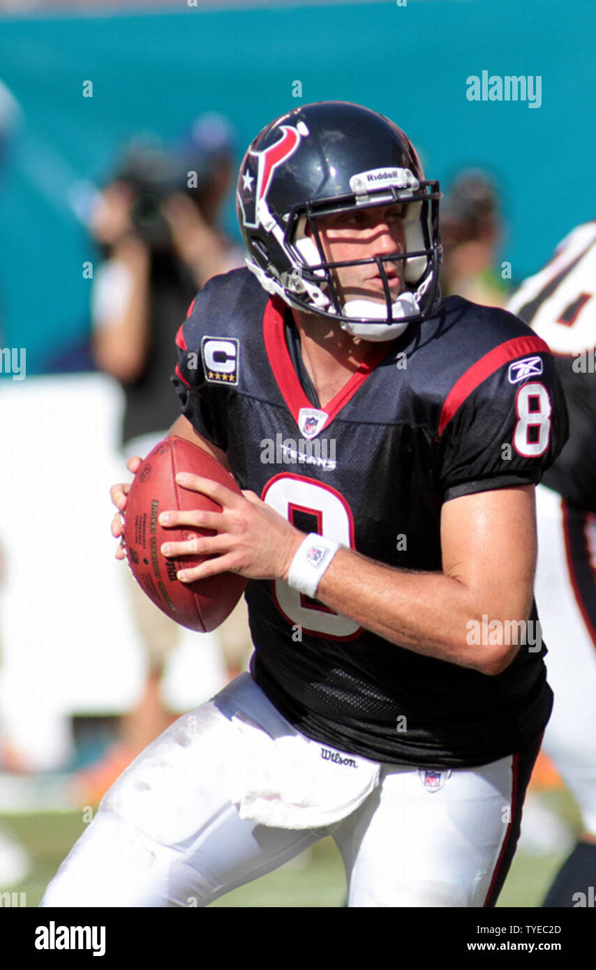 Houston Texans quarterback Matt Schaub (8) drops back to pass during ...