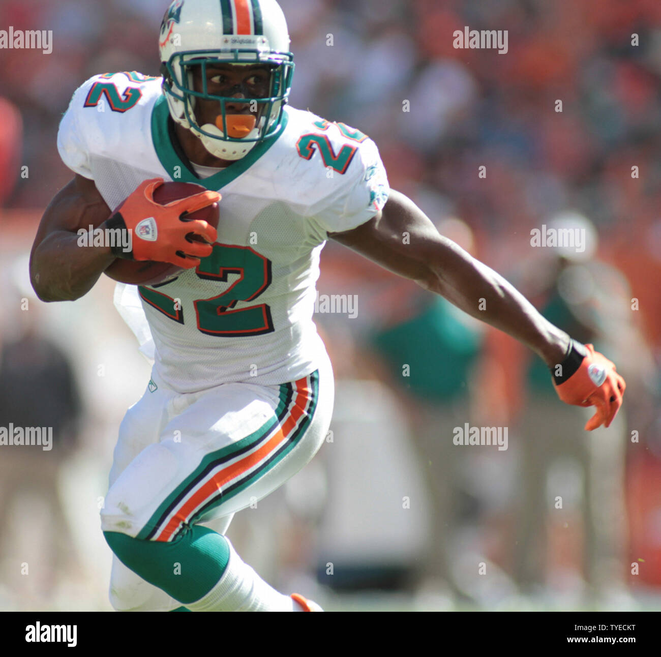 MiamI Dolphins runningback Reggie Bush (22) runs during first half ...