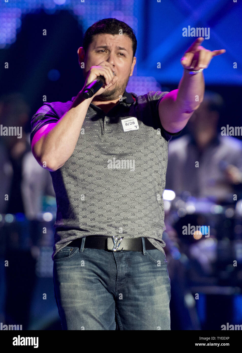 Latin singer Roberto Tapia rehearses for the 2012 Premios Tu Mundo ...