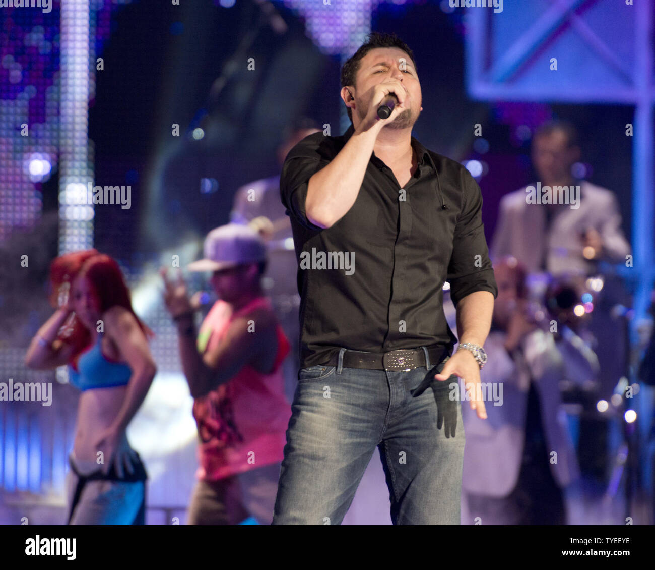 Latin singer Roberto Tapia rehearses for the 2012 Premios Tu Mundo ...