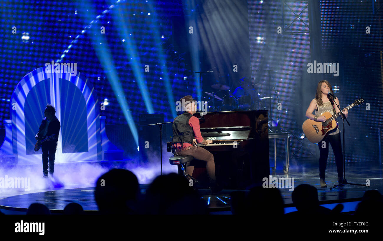 Latin singers Jesse & Joy perform at the 2012 Premios Tu Mundo show ...