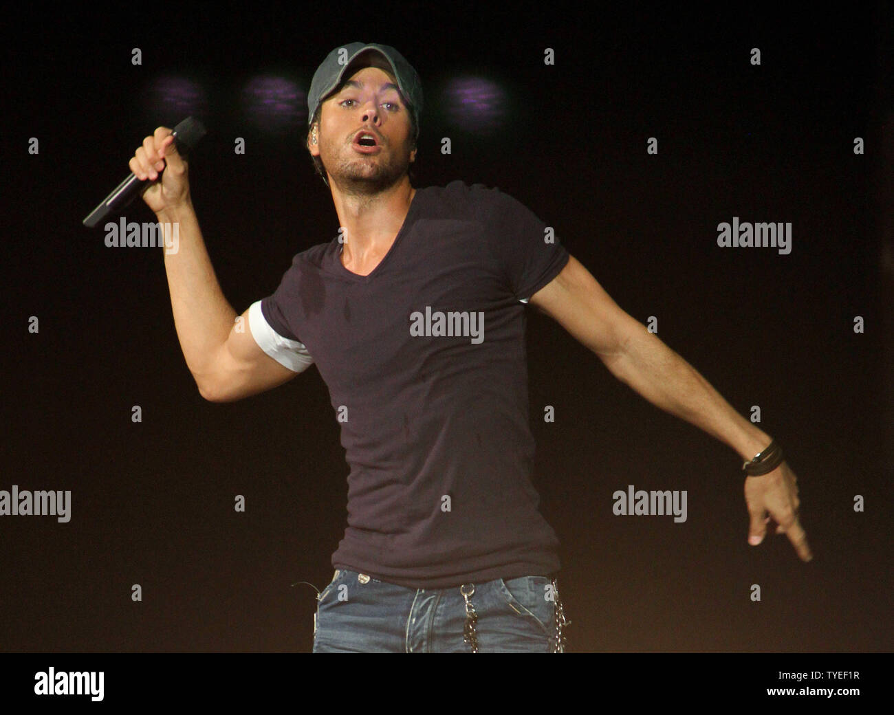 Enrique iglesias in concert hi-res stock photography and images - Alamy