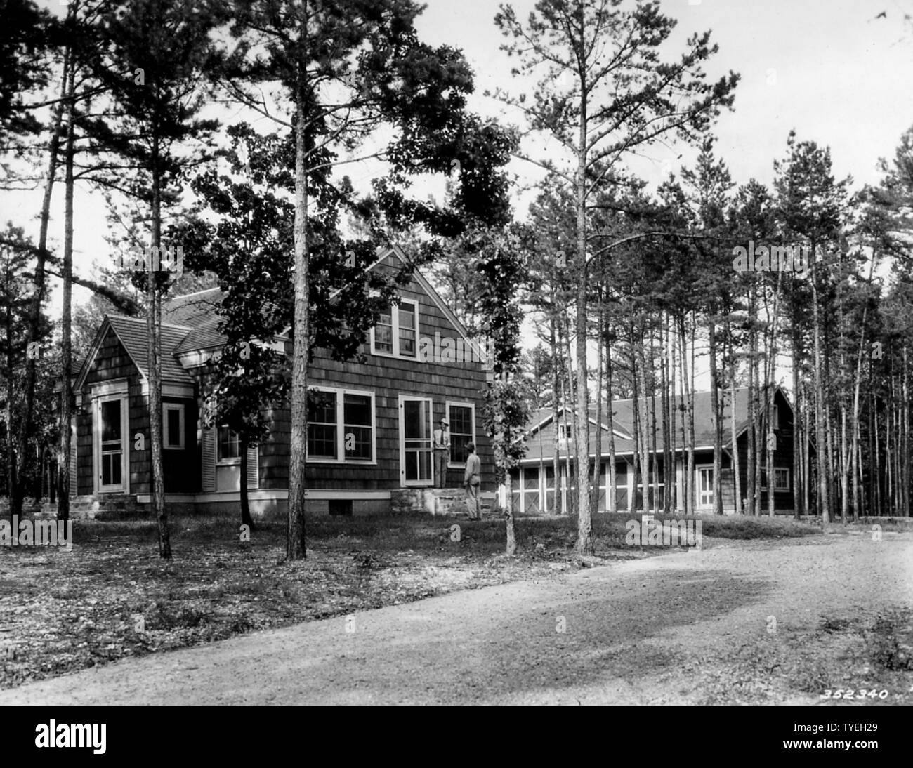 Photograph of Winona Ranger District Office and Garage; Scope and ...