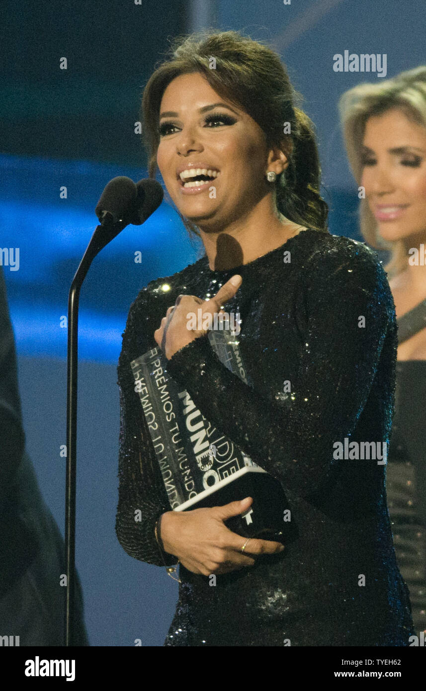 Award winner Eva Longoria during the 2013 Premios Tu Mundo Awards at ...