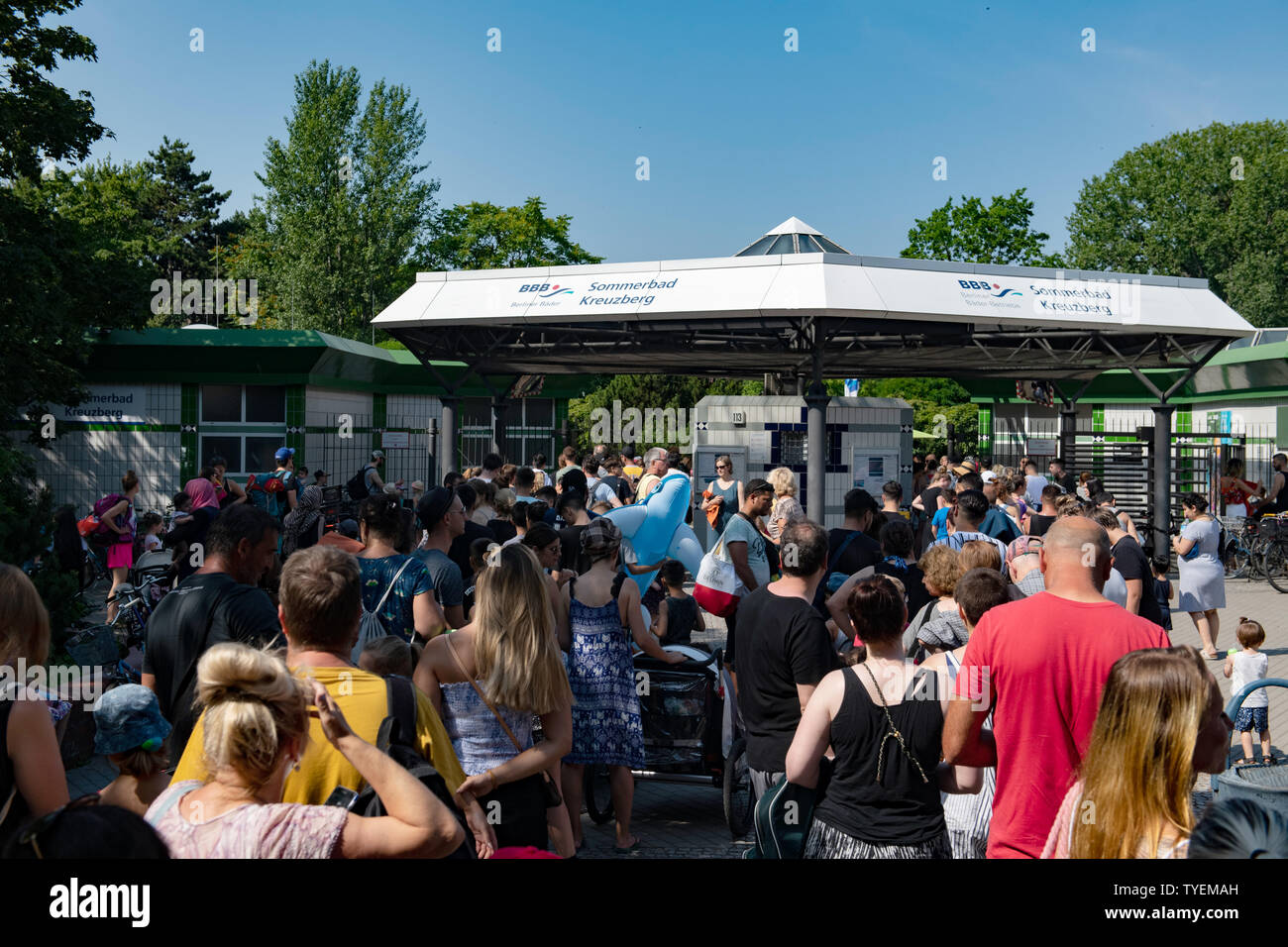 Cash desks hi-res stock photography and images - Alamy