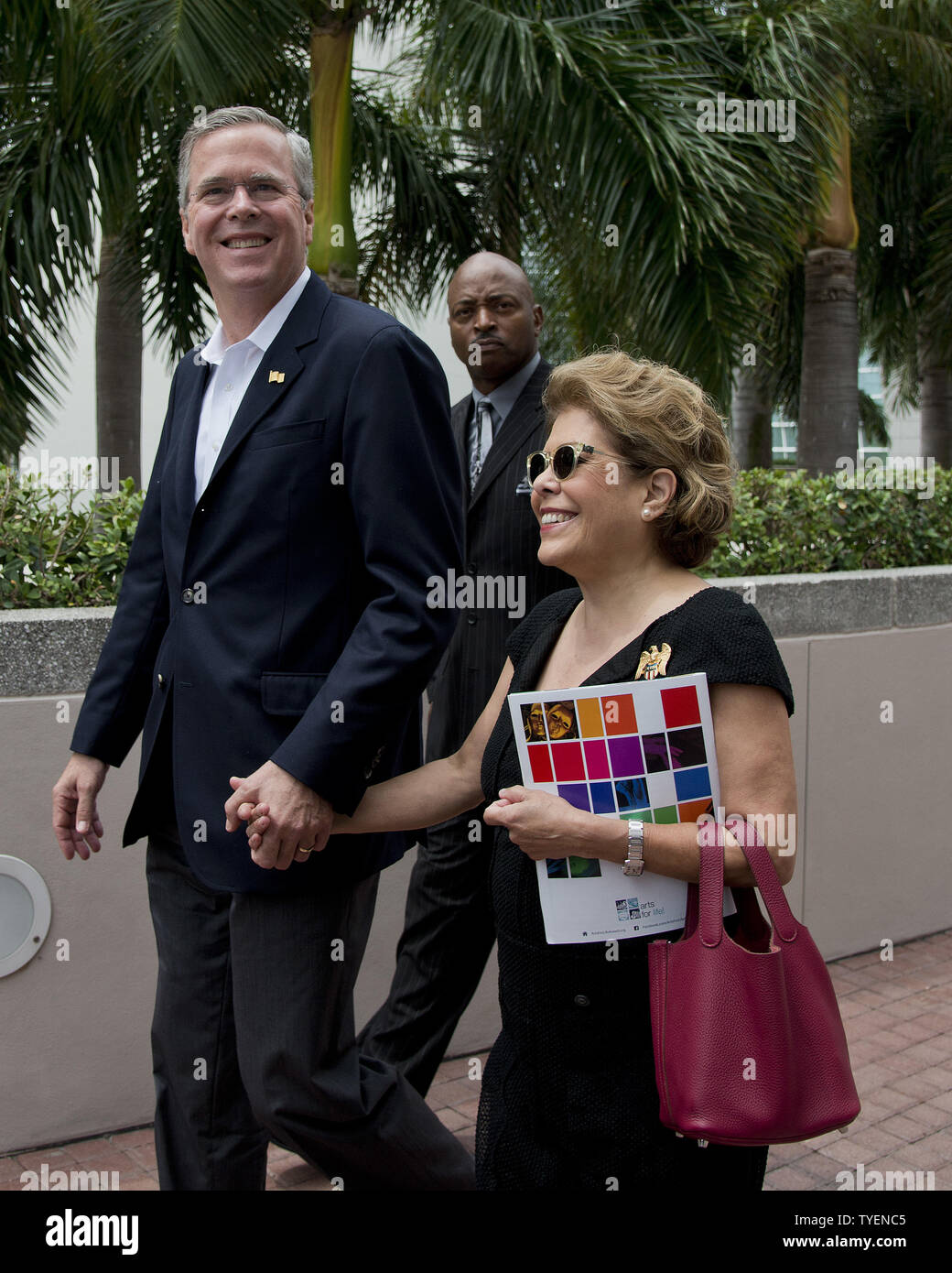 Former Florida Governor Jeb Bush and his wife.Columba walk to the ...