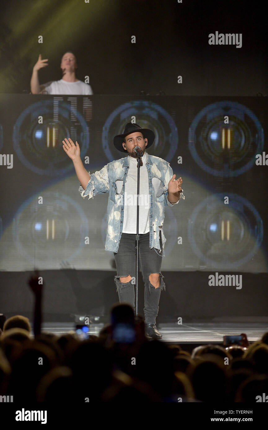 Parson James performs at the IHeartRadio Summer Pool Party concert at ...