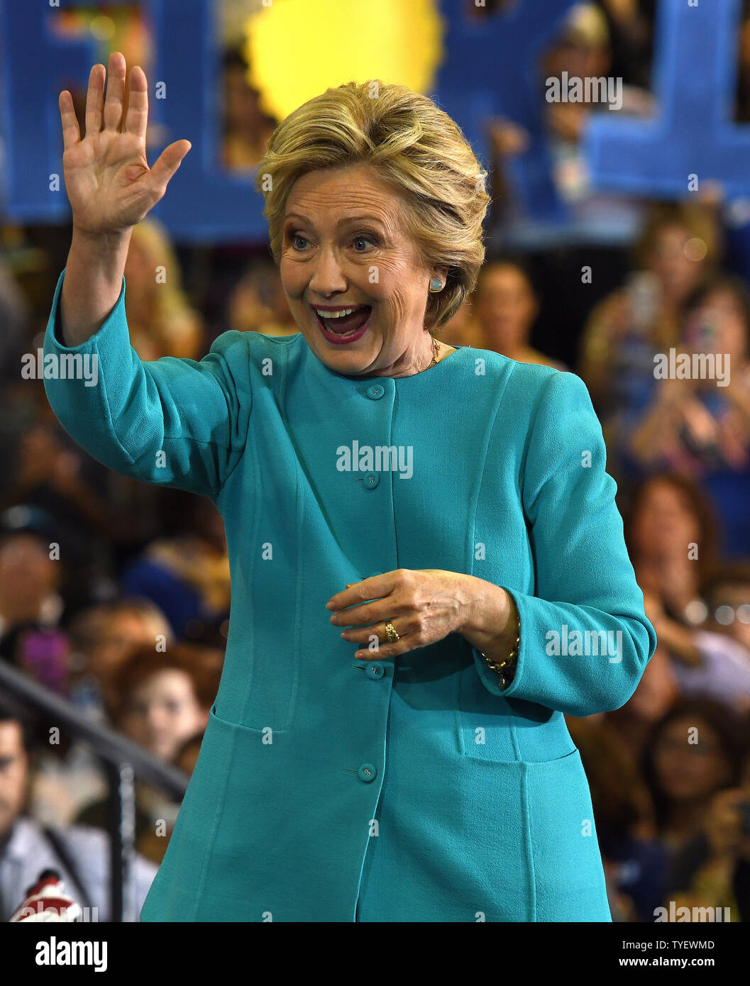 Hillary clinton waving hi-res stock photography and images - Alamy