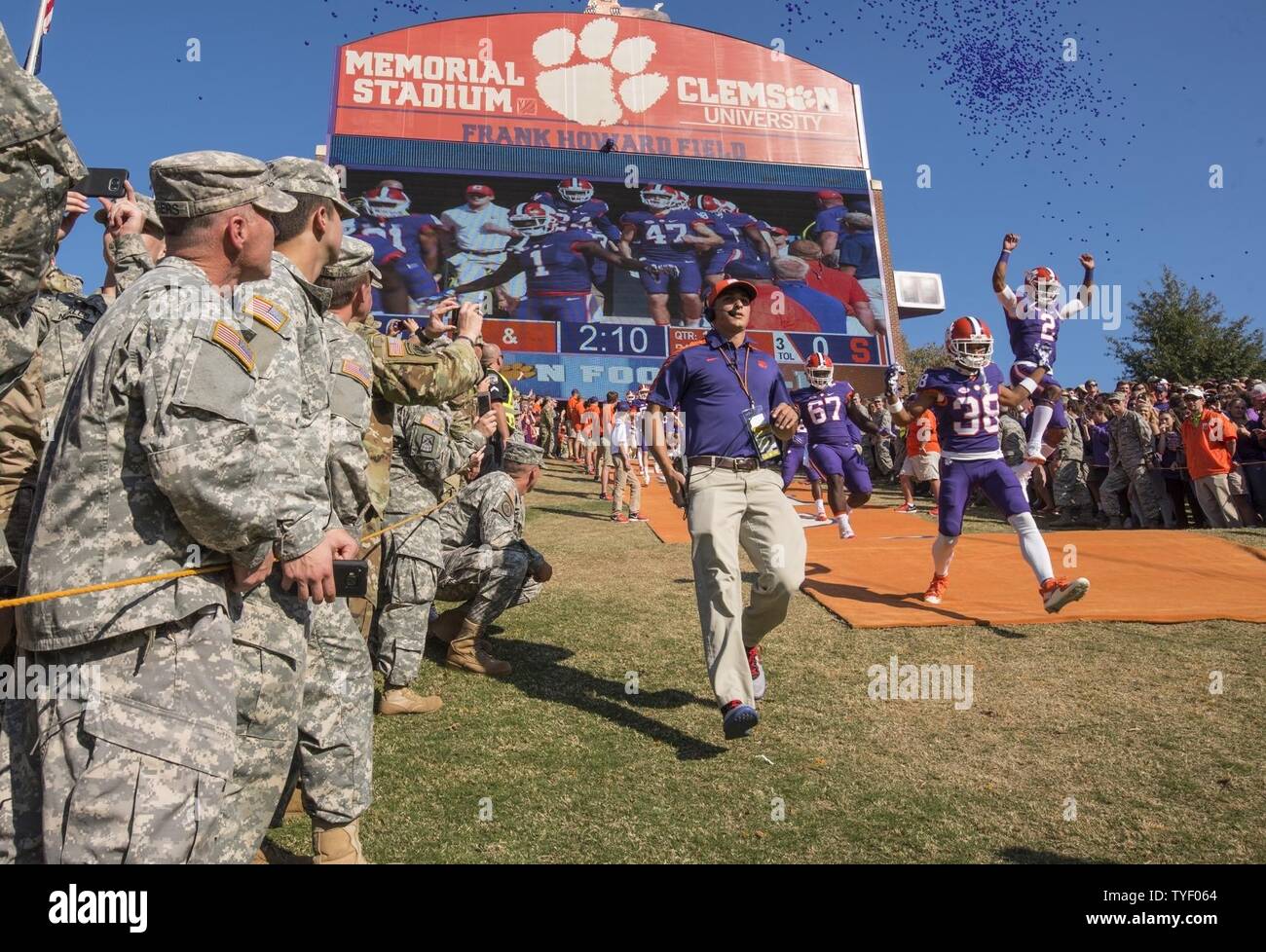 U.S. Army National Guard Soldiers with the 263rd Military Air and ...
