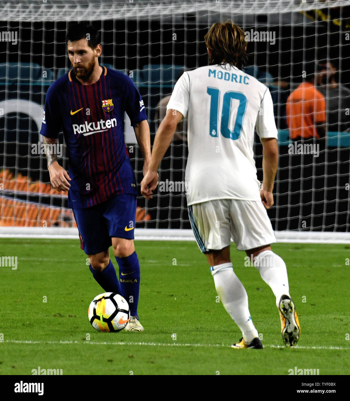 Barcelona's LionelMessi (10) dribbles past Real Madrid's Luka Modric ...
