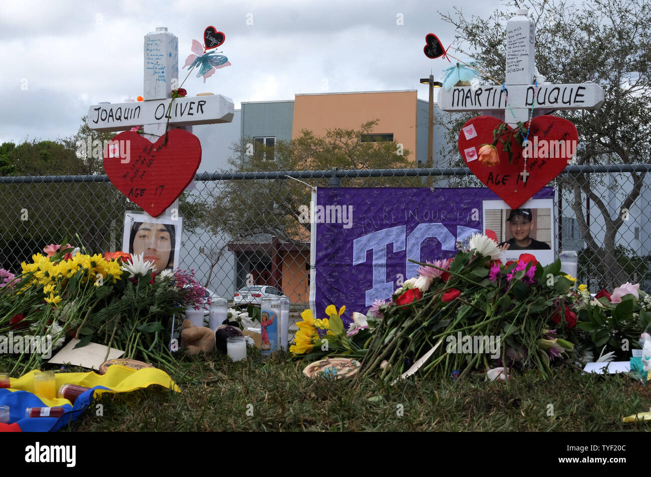 Parkland shooting school building hi-res stock photography and images ...