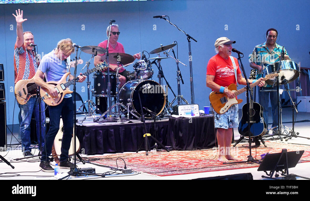 Jimmy Buffett and the Coral Reefer Band perform at the Hollywood Arts ...