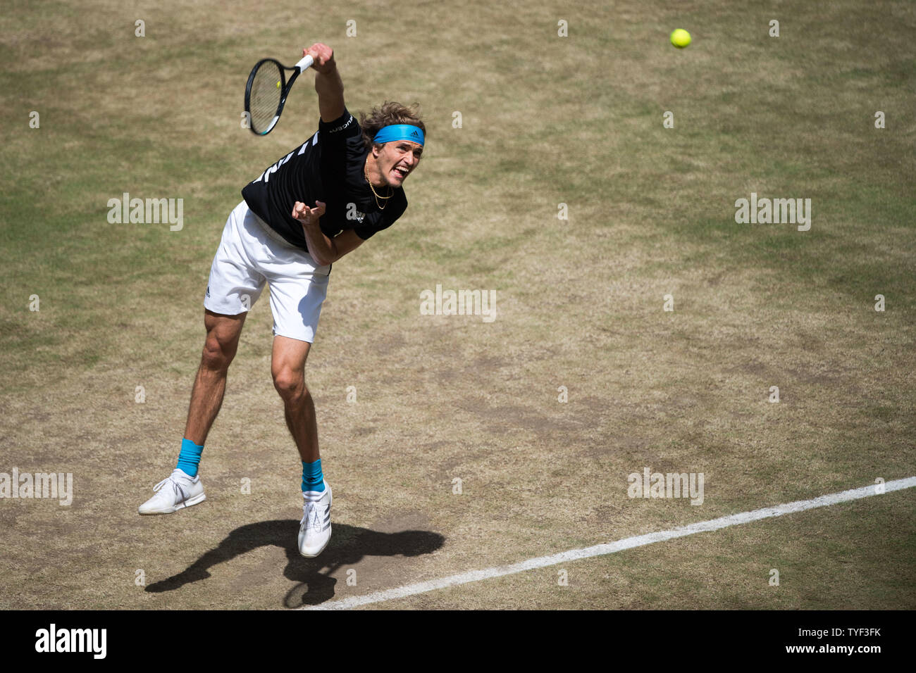 Alexander ZVEREV (GER) with Ball, Single Action with Ball, Action, Full Figure, Serve, Serving ...