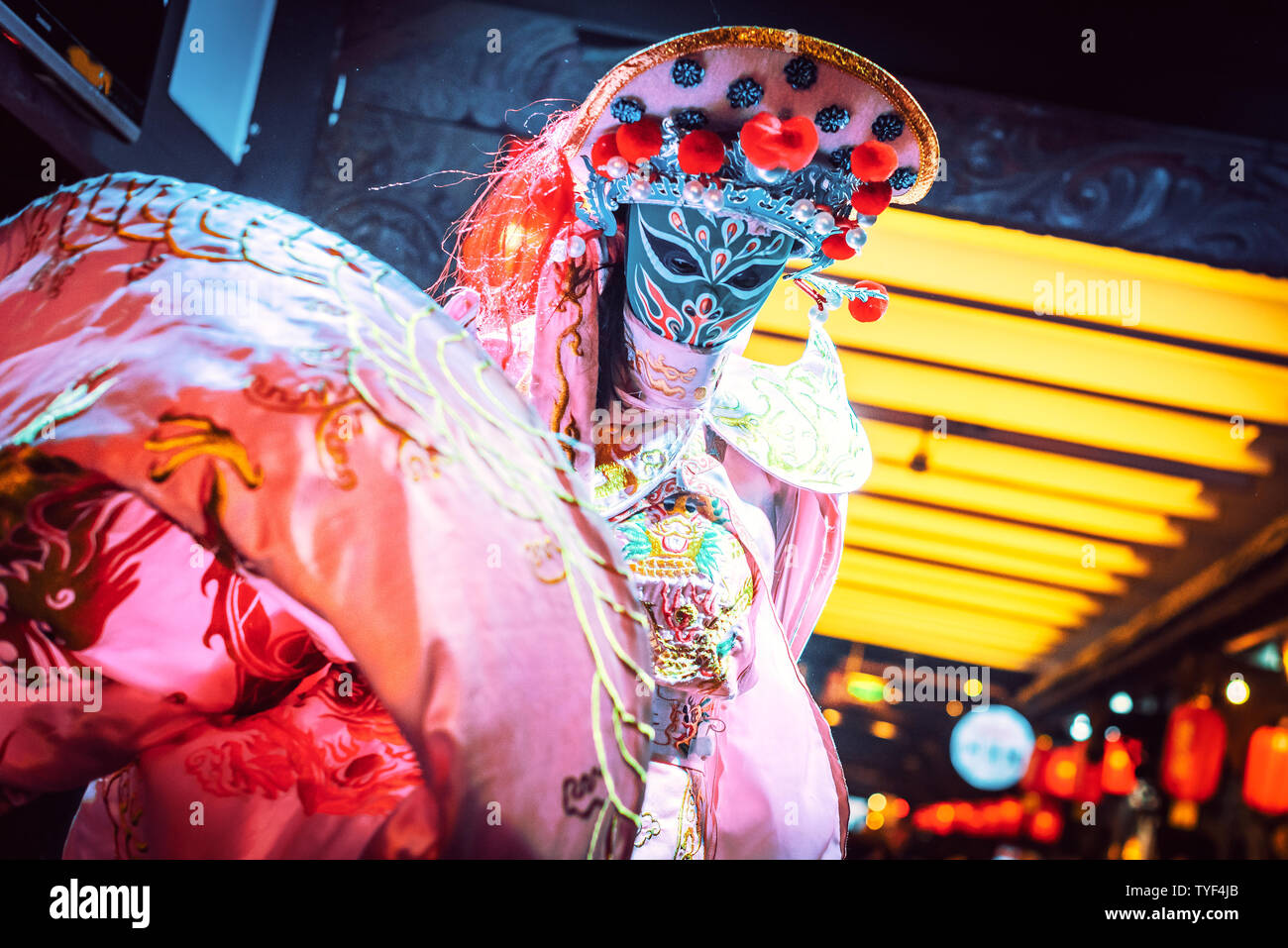 Sichuan opera face-changing performance Stock Photo - Alamy