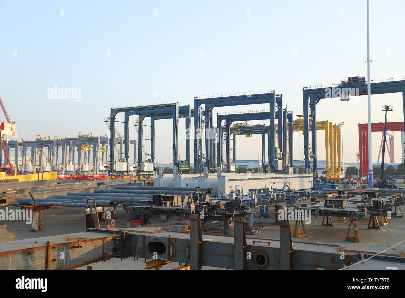 Dragon gate crane track crane Stock Photo - Alamy