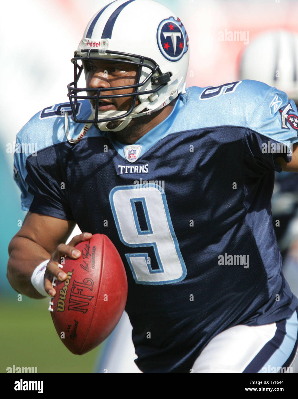 Tennessee Titans quarterback Steve McNair (9) in action December 24, at ...