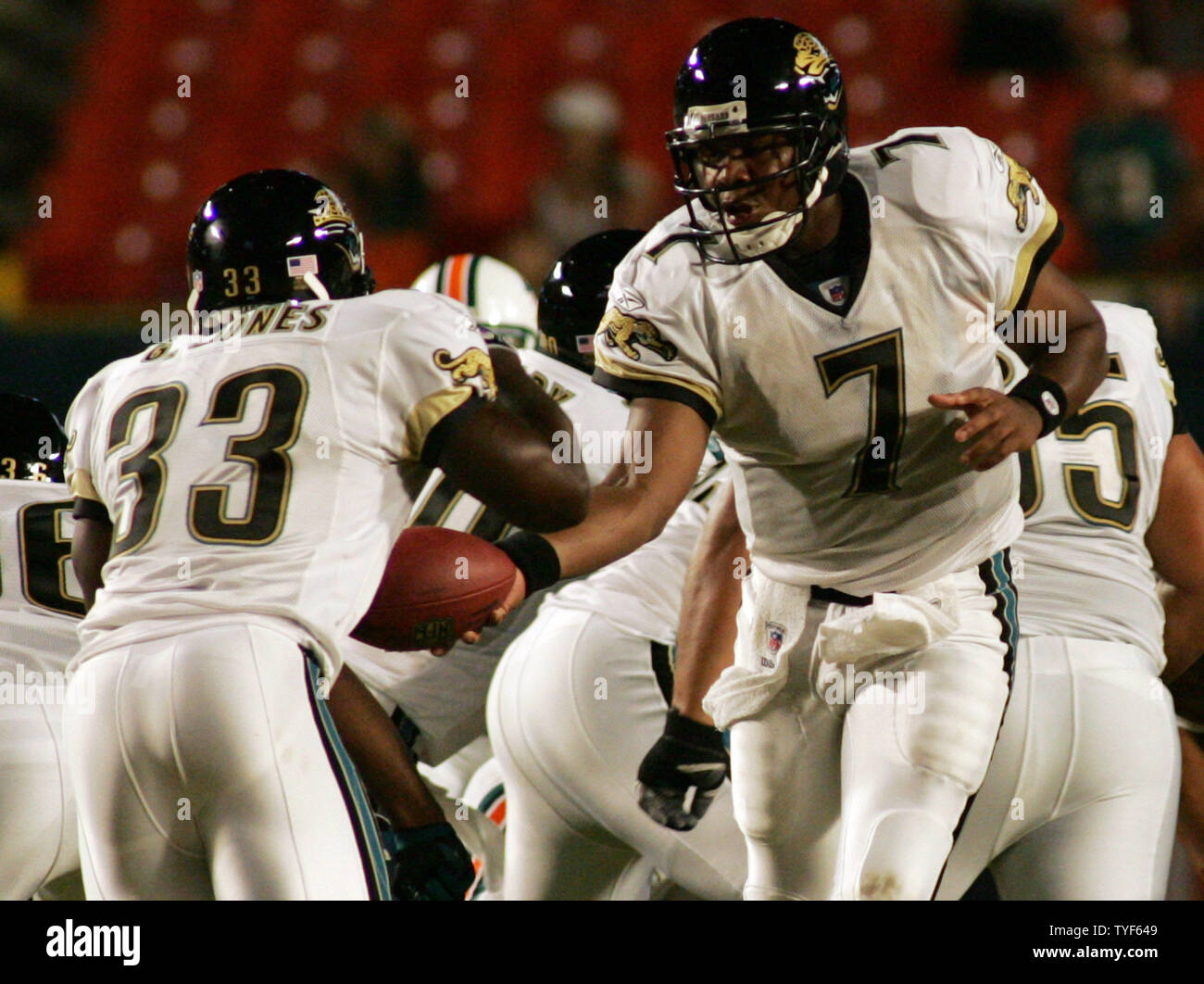 Jacksonville Jaguars Quarterback Byron Leftwich (7) hands off against ...