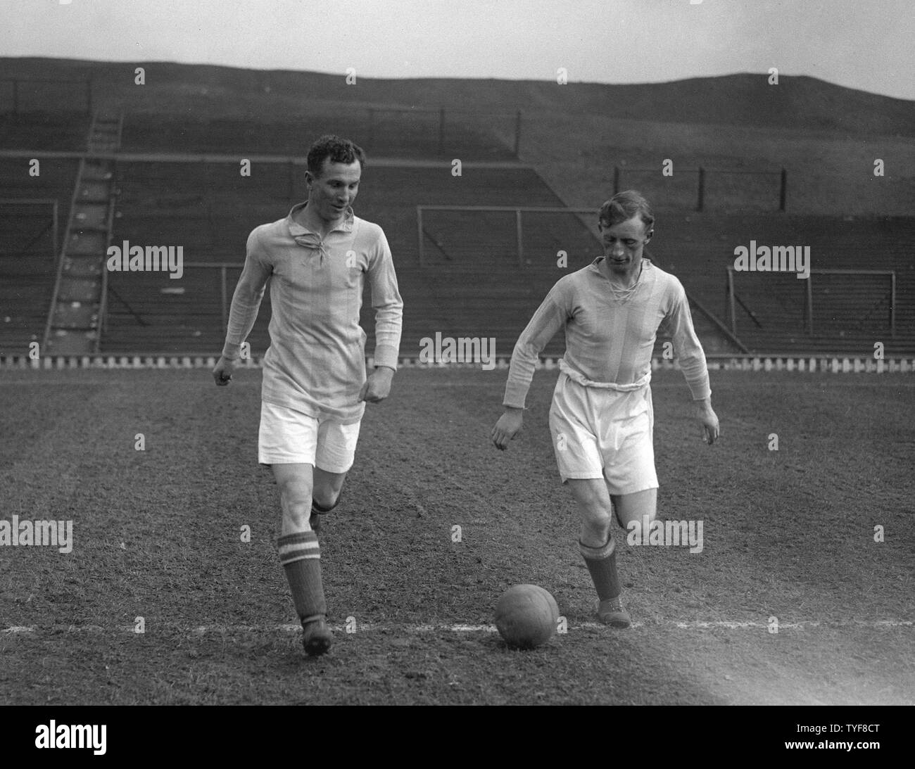 1920s football players hi-res stock photography and images - Alamy