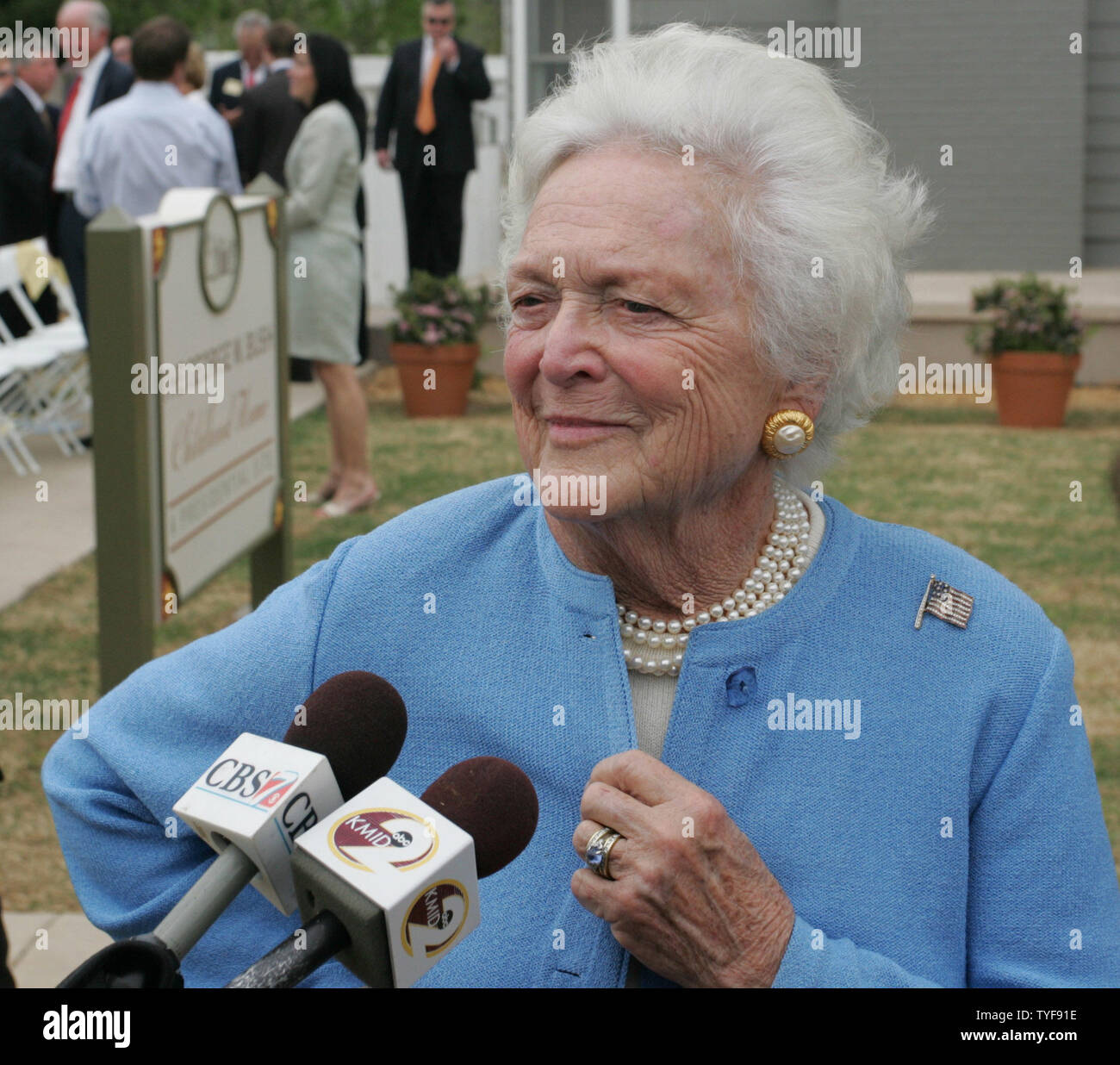 Former First Lady Barbara Bush speaks to reporters at the dedication ...