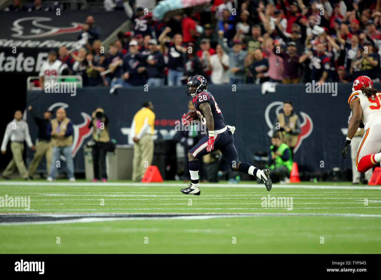 Houston Texans running back Alfred Blue (28) breaks for daylight on a ...