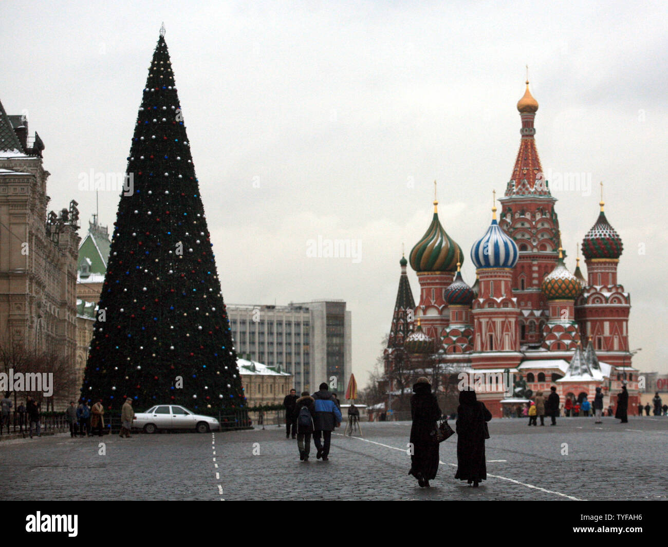A Christmas tree is installed at the Red Square in Moscow, December 21 ...