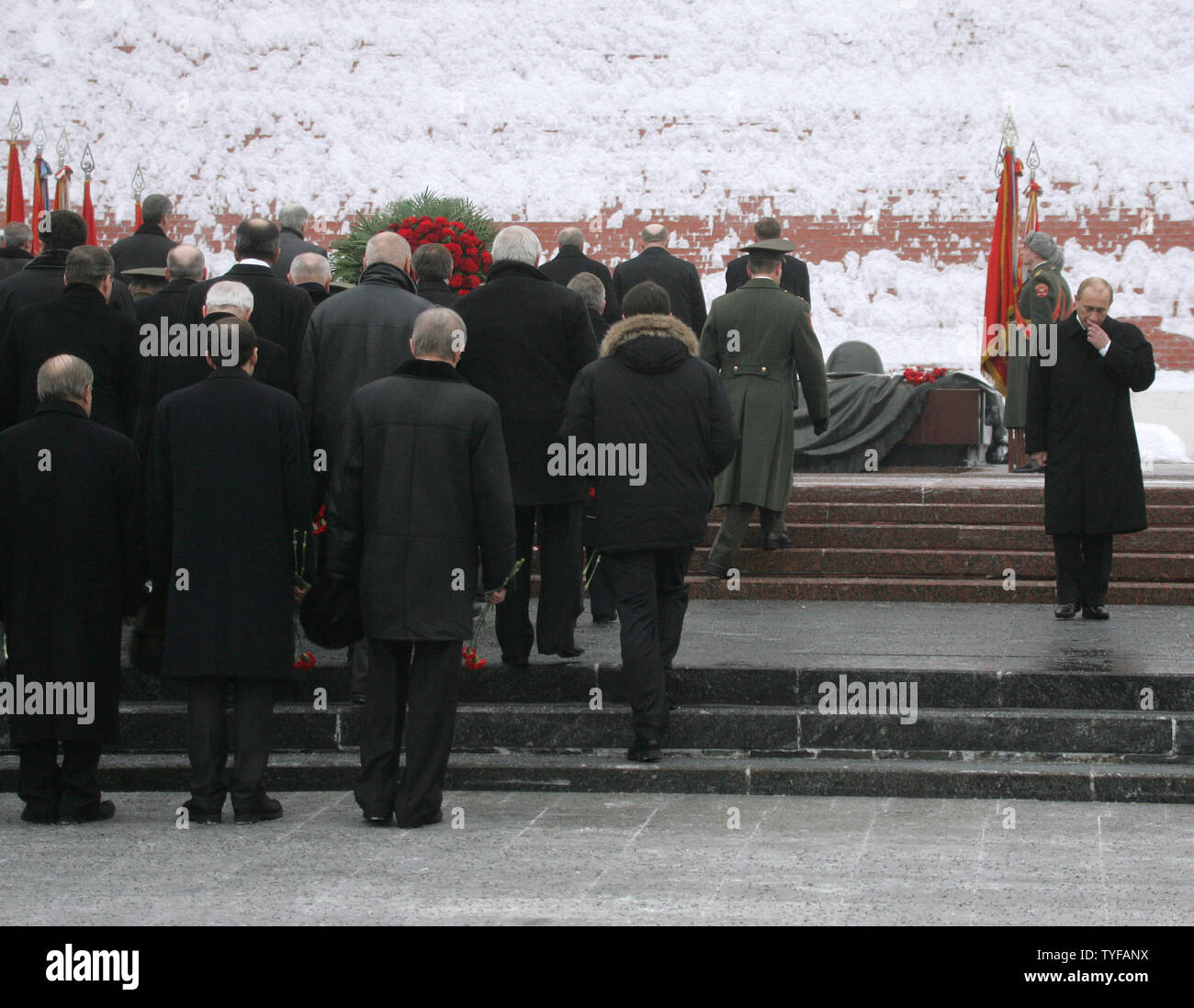Muscovites attend a wreath laying ceremony at the Tomb of the Unknown ...