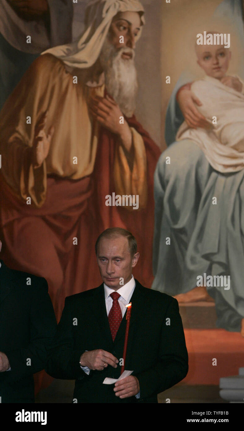 Russian president vladimir putin crosses hi-res stock photography and ...