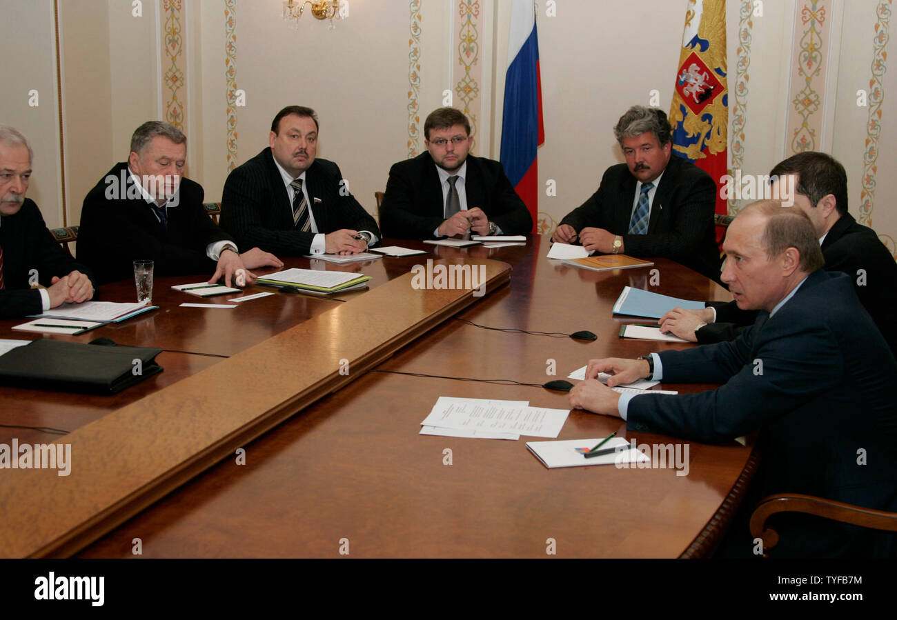 Russian President Vladimir Putin (R) meets with leaders of major ...
