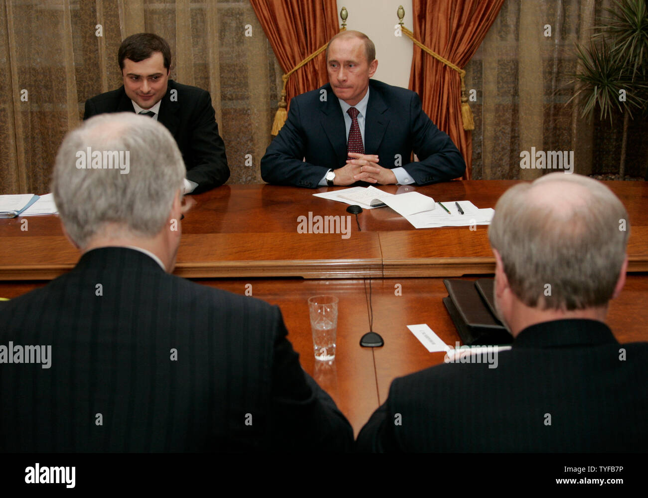 Russian President Vladimir Putin (C) meets with leaders of major ...