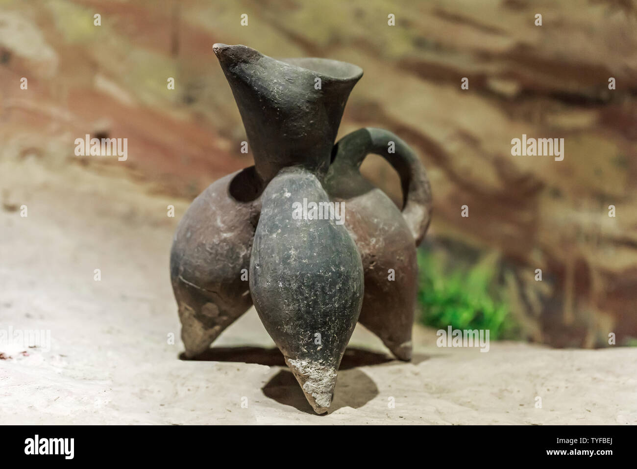 Ancient pottery of Dawenkou culture Stock Photo - Alamy