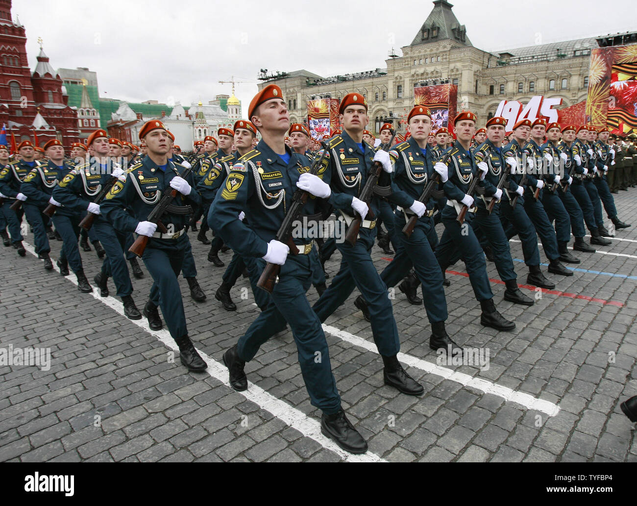 Russian troops march during a WWII victory parade on the Red Square in ...