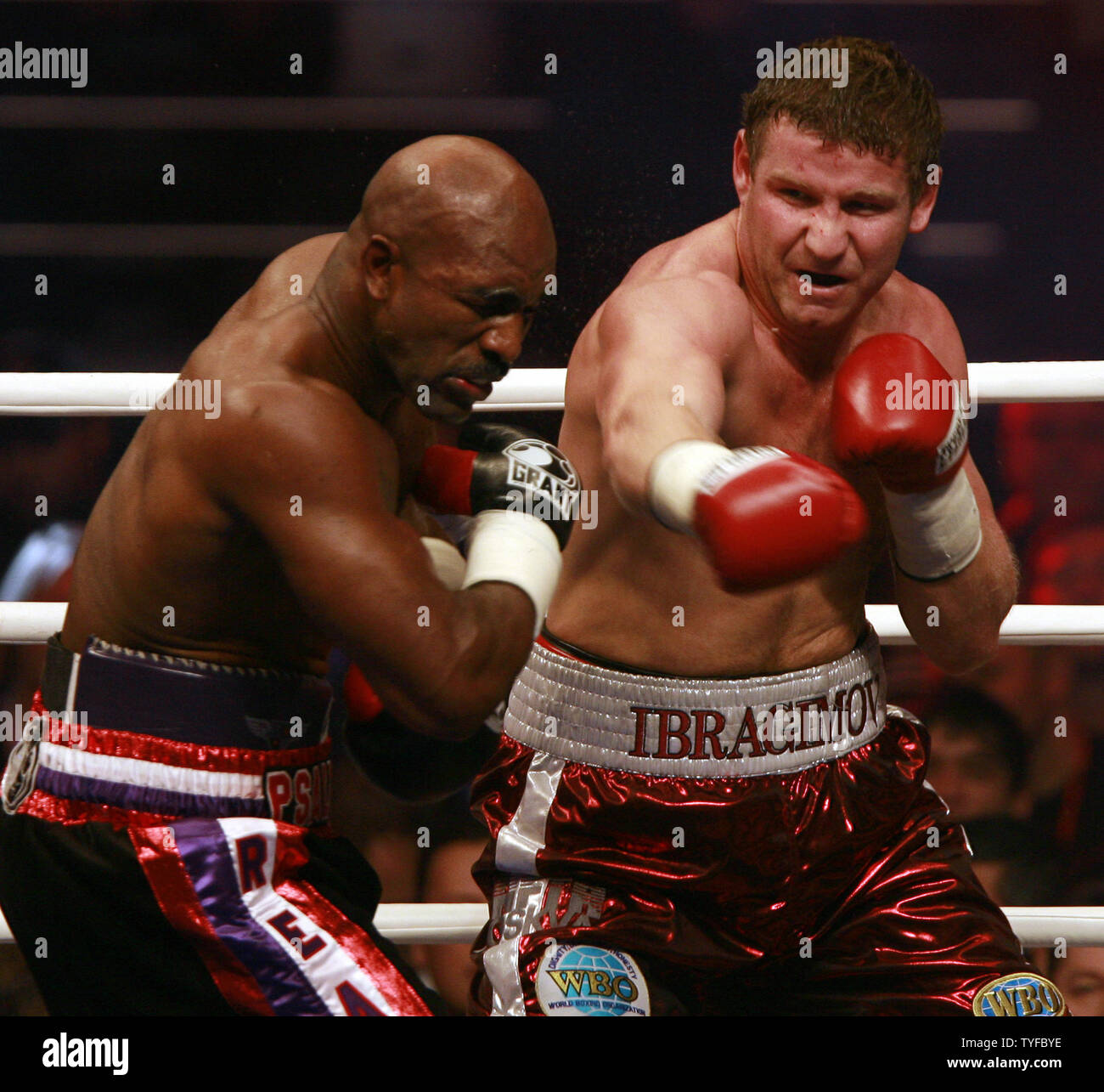 Heavyweight boxing champion evander holyfield hi-res stock photography ...