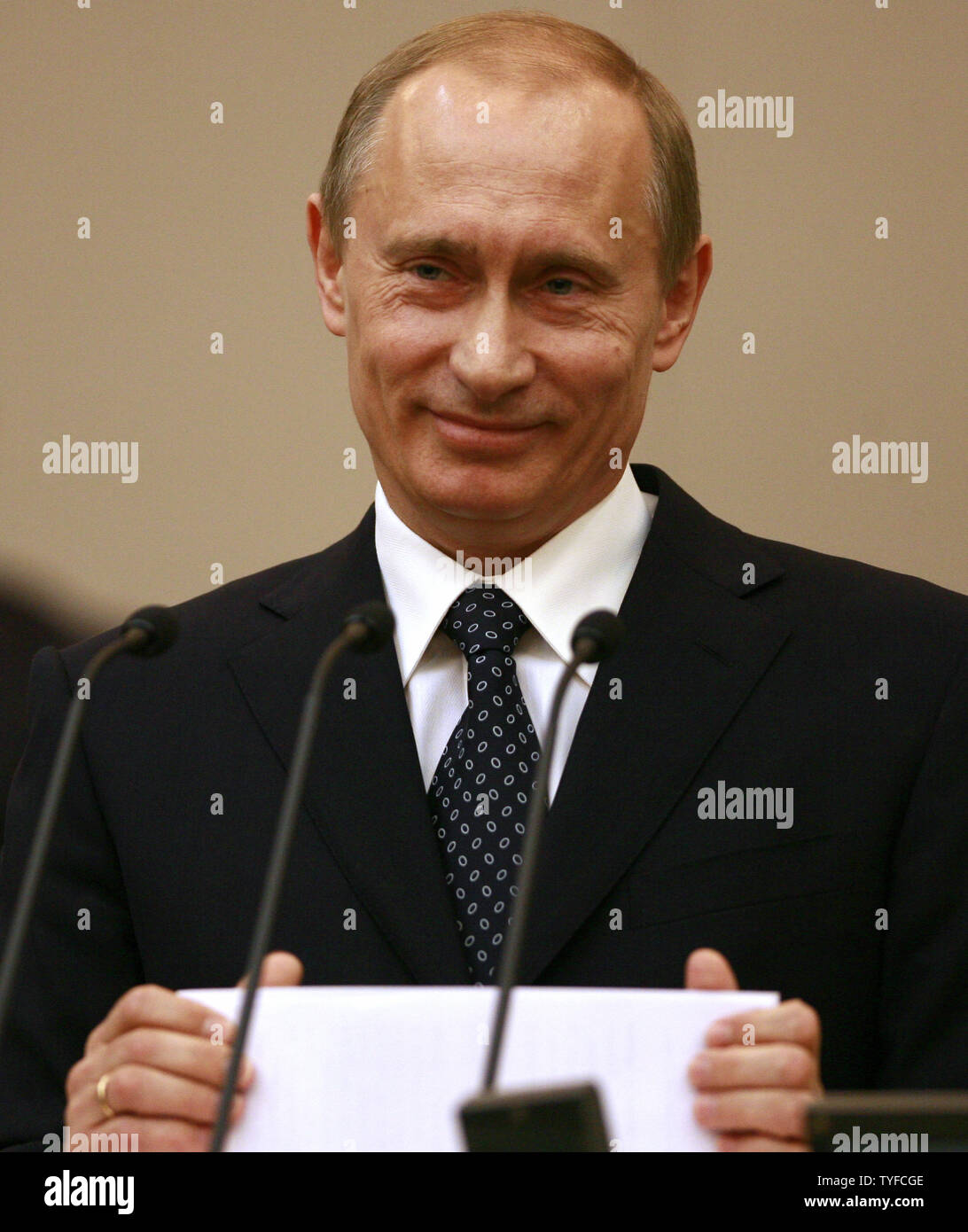 Russias president vladimir putin smiles hi-res stock photography and ...
