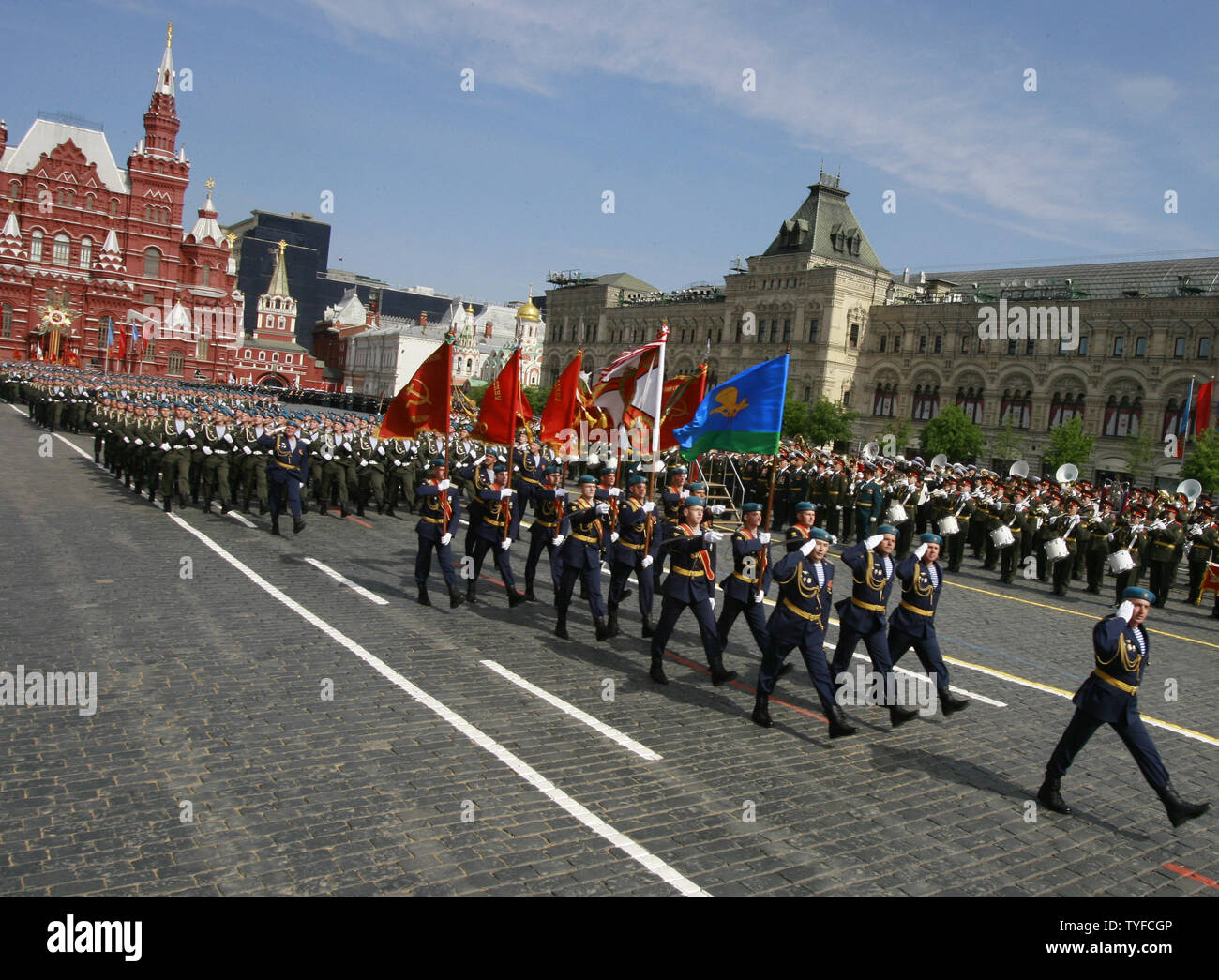 Russian paratroopers march in the annual Victory Day parade in Red ...