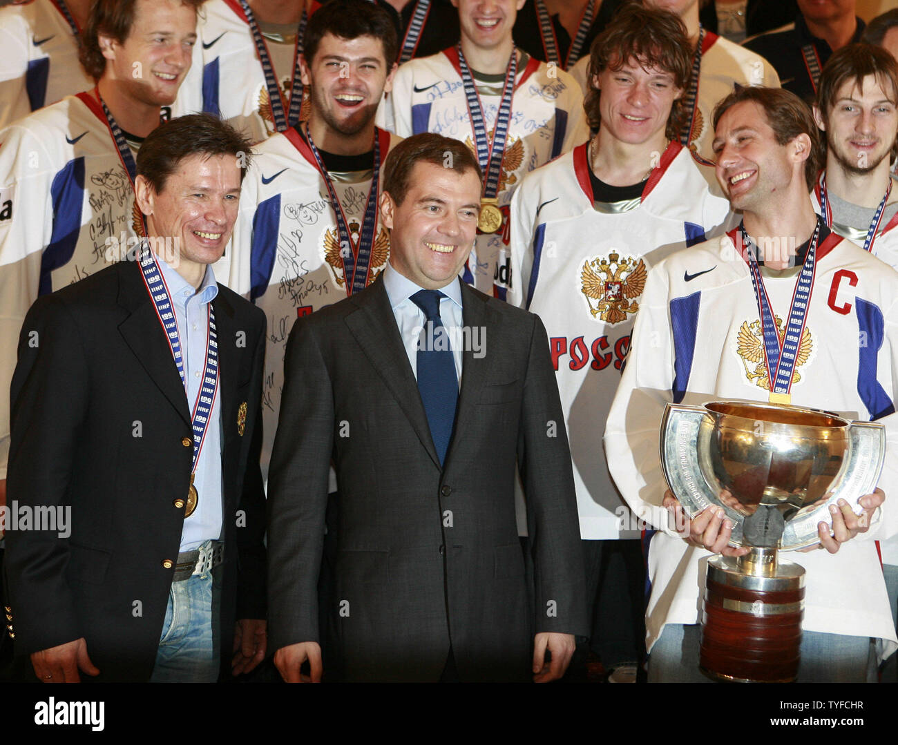 Ice hockey team holding trophy hi-res stock photography and images - Alamy