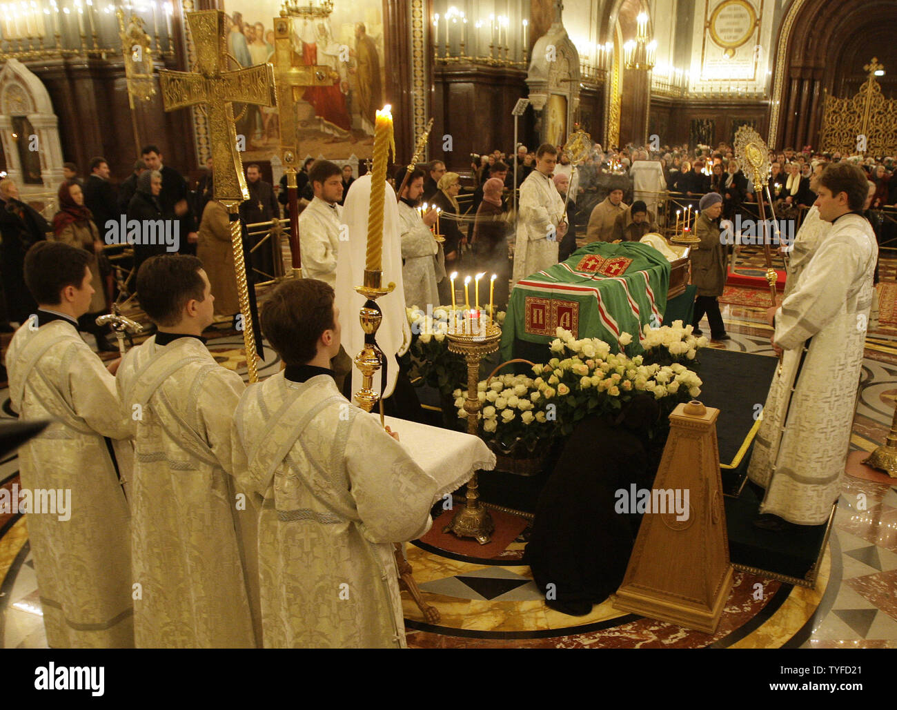 Orthodox believers mourn at the casket of late Patriarch Alexy II in ...