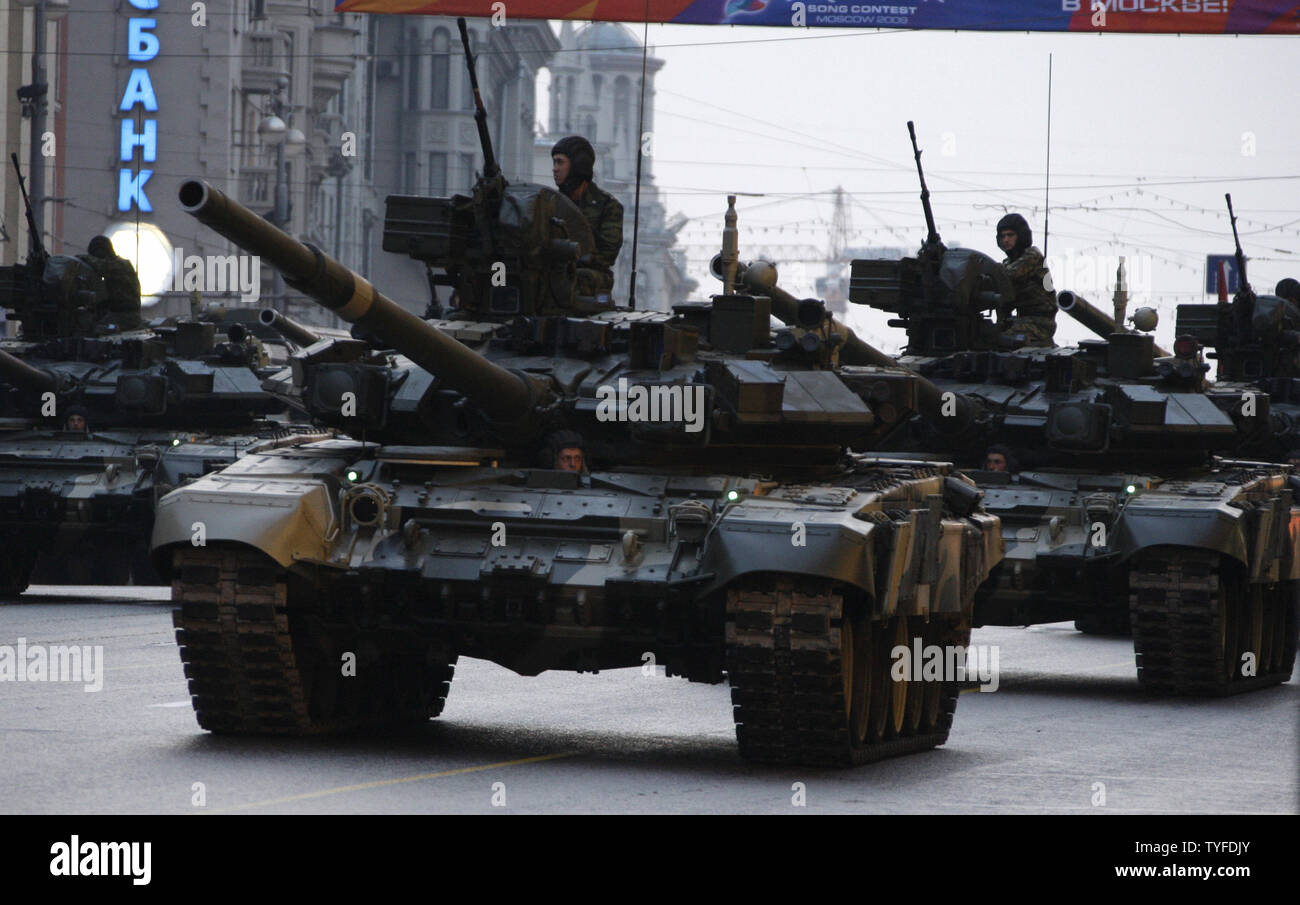 Russian tanks in red square hi-res stock photography and images - Alamy