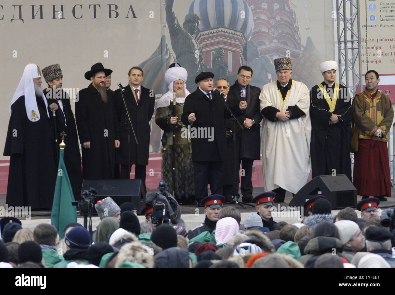 Russian Orthodox Patriarch Kirill (L) stands with Russian Lubavitch ...